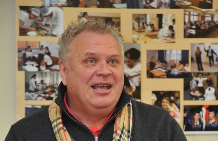 Dévényi Tibor segíti a kórházban fekvő Rózsa Györgyöt - Indirekt.hu